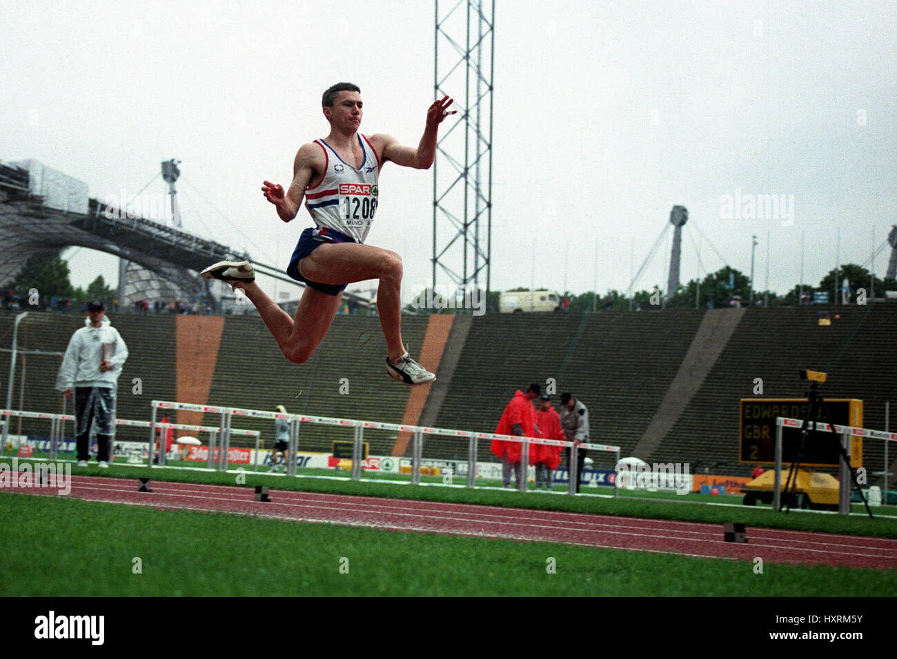 JONATHAN EDWARDS TRIPLE JUMP 21 June 1997 Stock Photo - Alamy