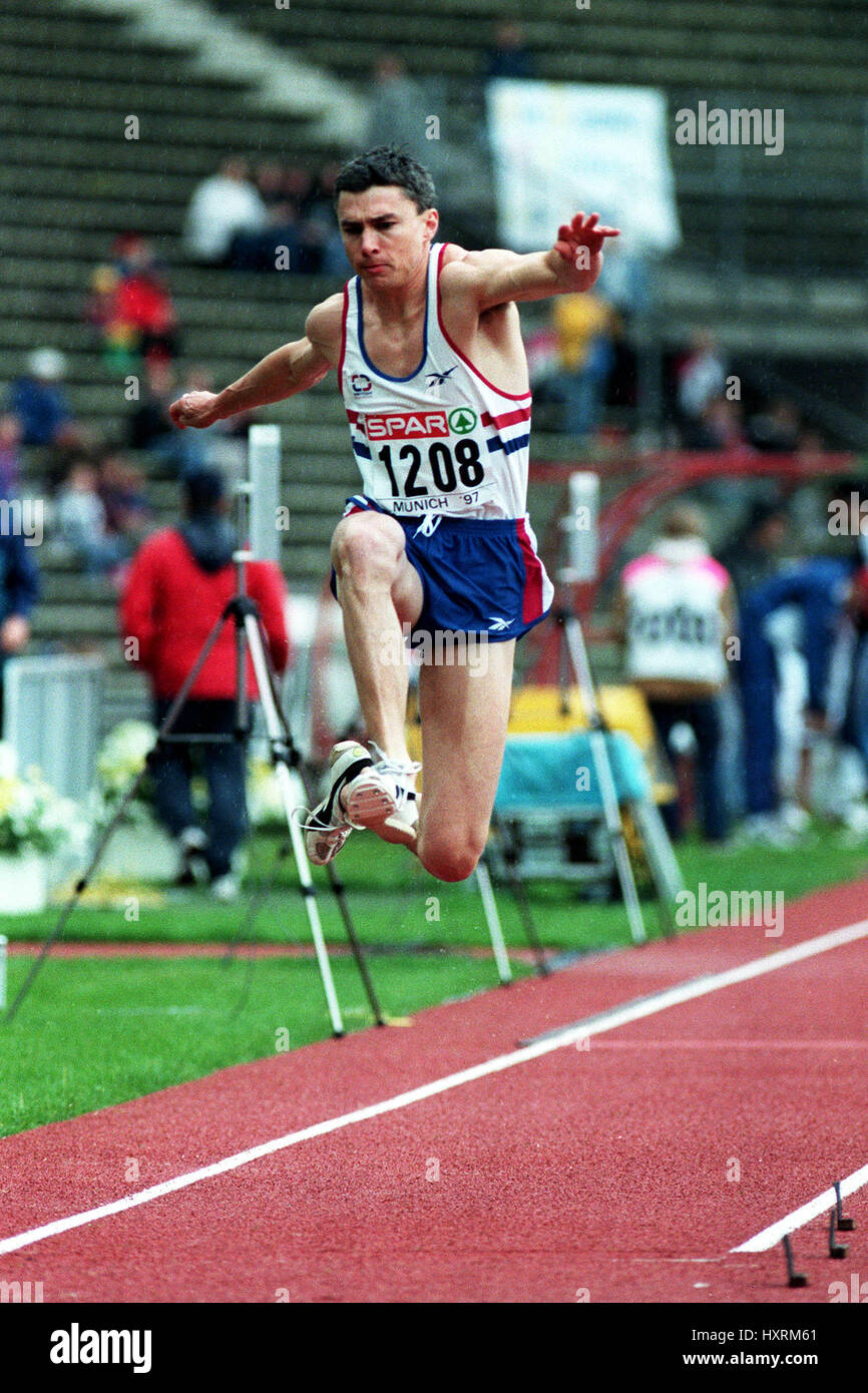 JONATHAN EDWARDS TRIPLE JUMP 21 June 1997 Stock Photo - Alamy