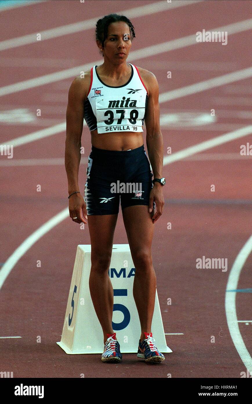 KELLY HOLMES 800 METRES SEVILLE 1999 22 November 1999 Stock Photo - Alamy