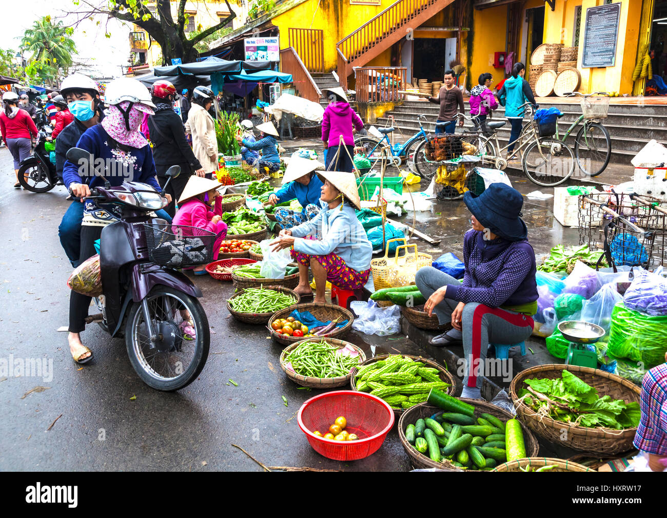 Negotiating at the street market in Hoi An Stock Photo - Alamy