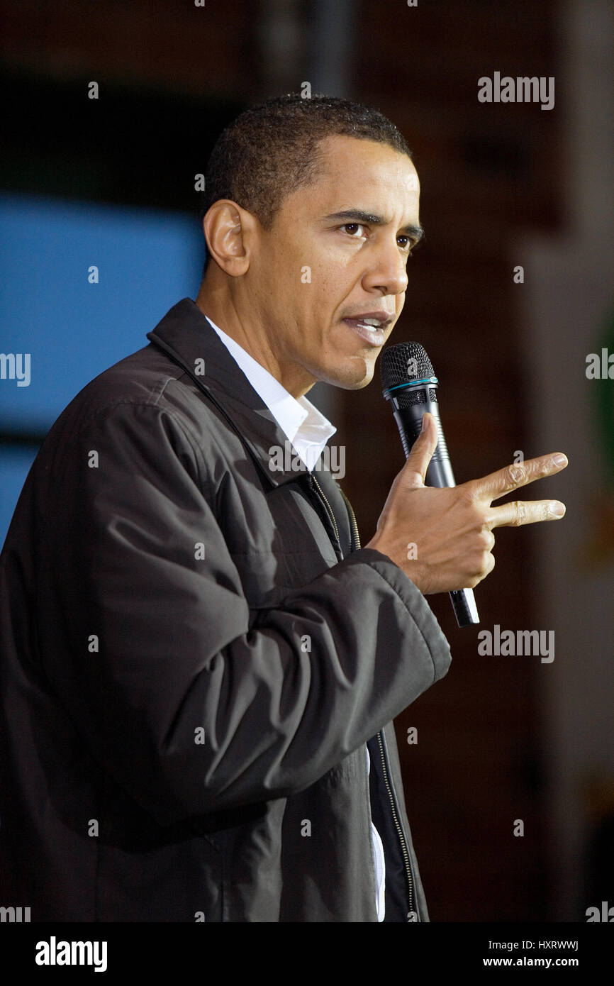 Illinois senator Barack Obama holding a campaign rally at the Port of ...
