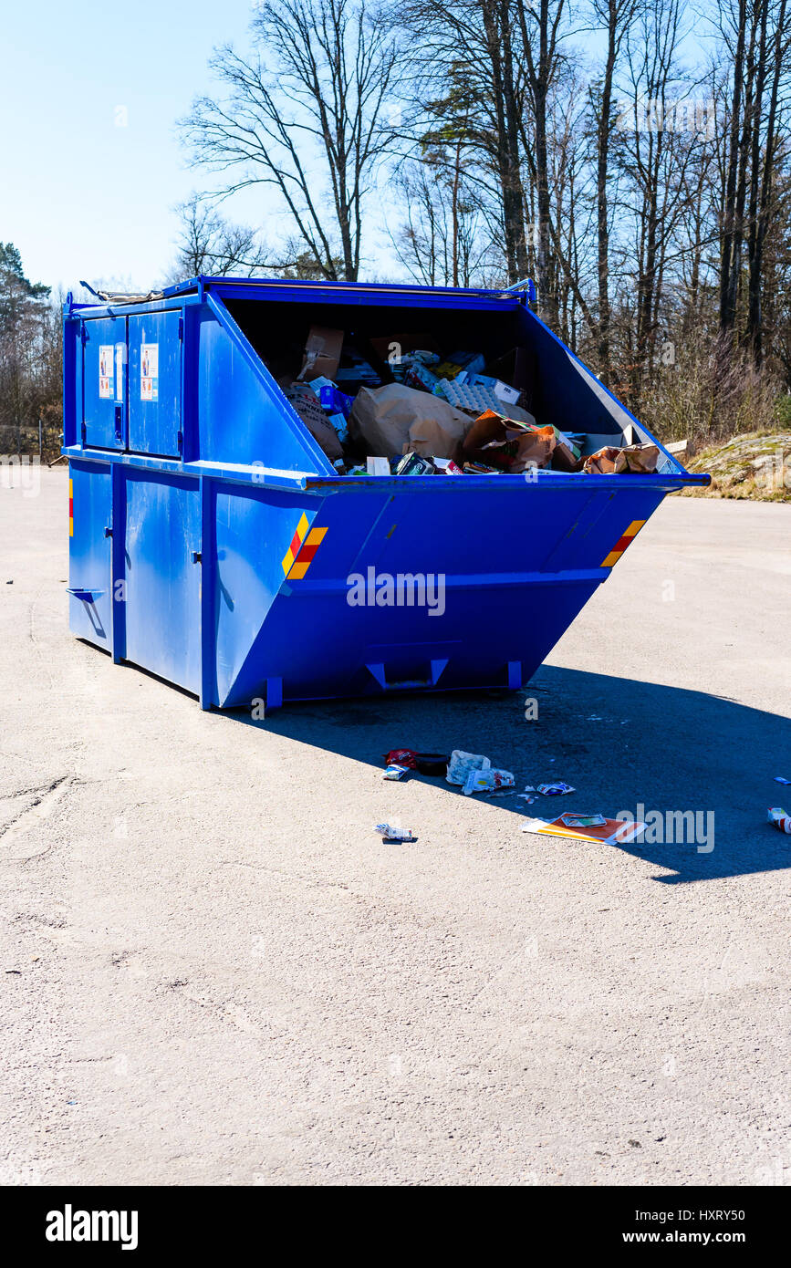 Waste paper container hi-res stock photography and images - Alamy
