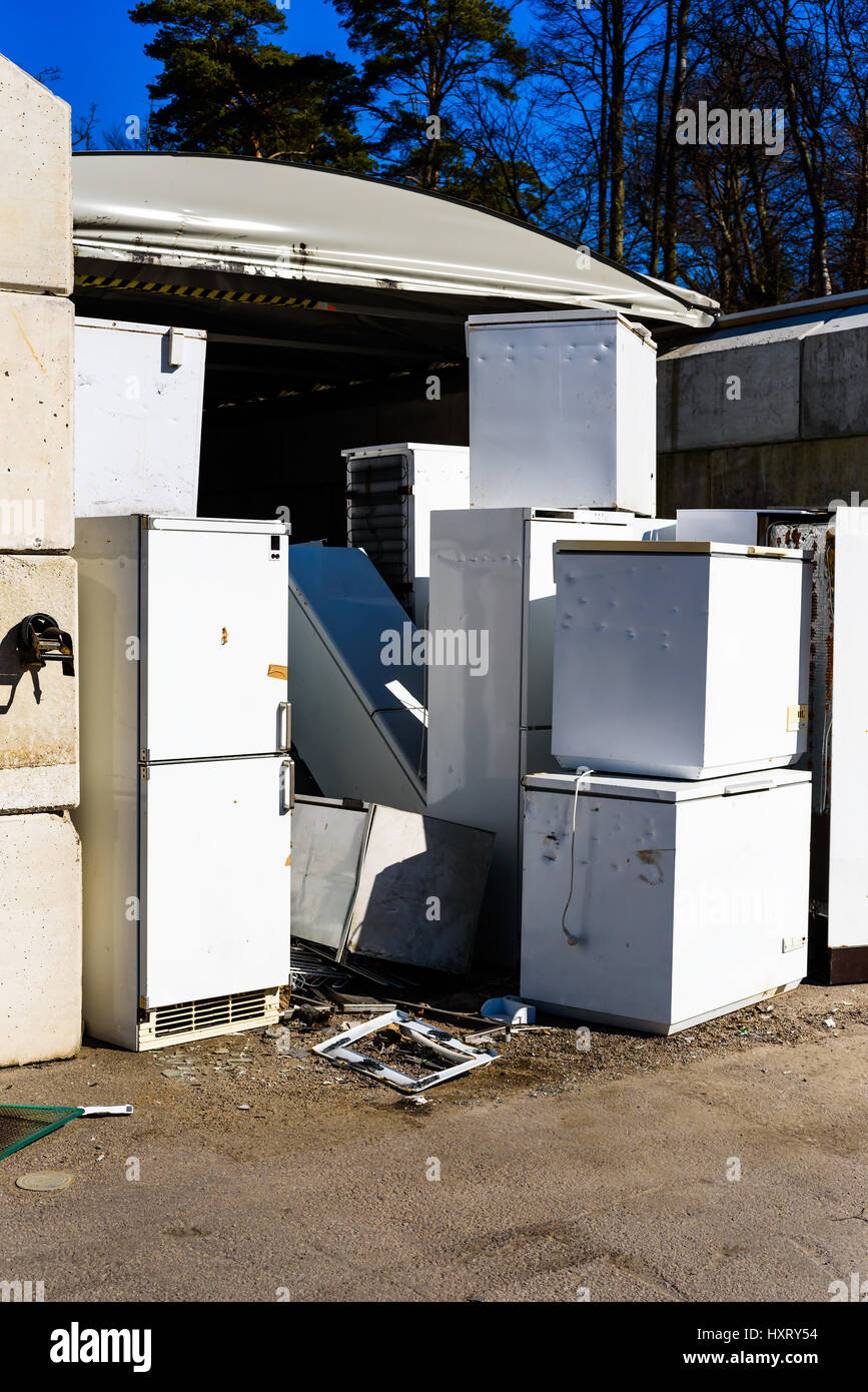 Discarded fridge hi-res stock photography and images - Alamy