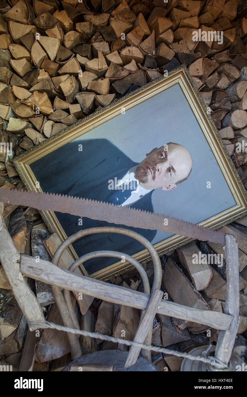 Oil painting of Vladimir Lenin portrait on the canvas in a gilded frame ...