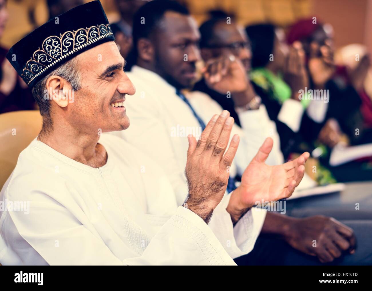 People clapping hands hi-res stock photography and images - Alamy