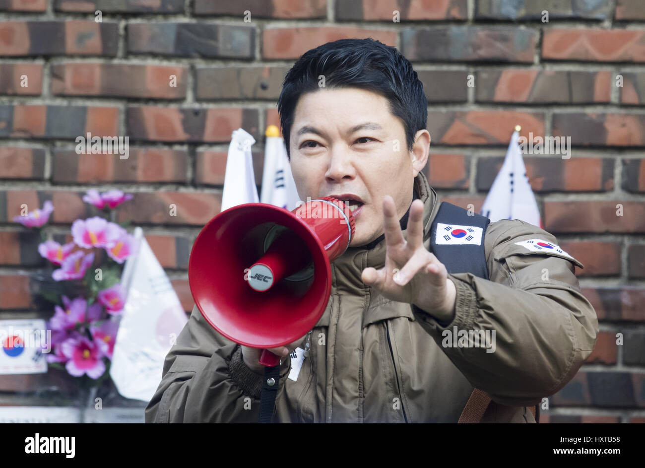 Seoul, South Korea. 30th March 2017. Shin Dong-Wook, husband of Park ...