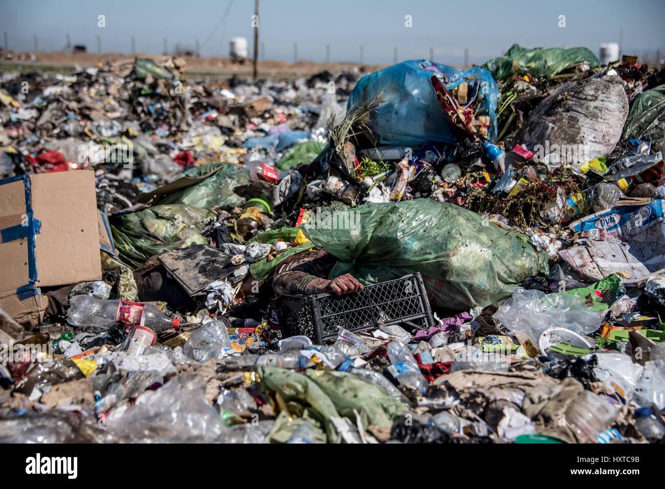 landfill near Hammam al-Alil, Iraq. 25th March, 2017. *WARNING GRAPHIC ...