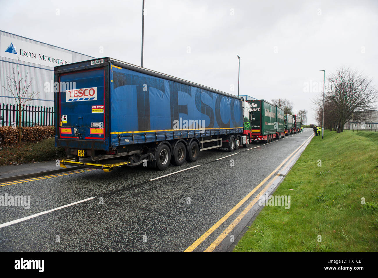 Appleton, Warrington, UK. 30th March, 2017. A small group of ...