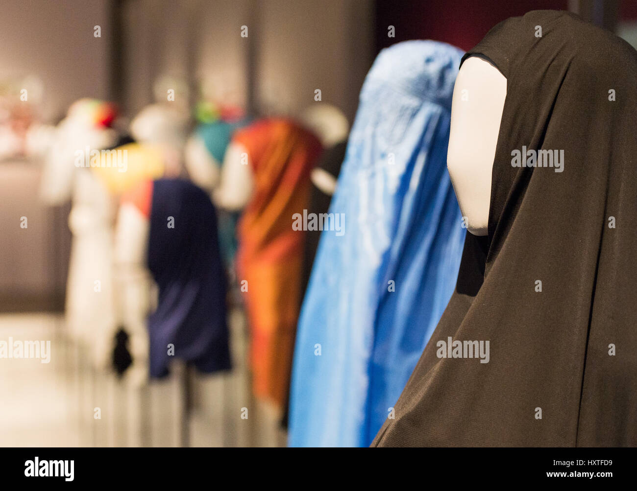 Berlin, Germany. 30th Mar, 2017. An Iranian chador (R) and a burqa are ...