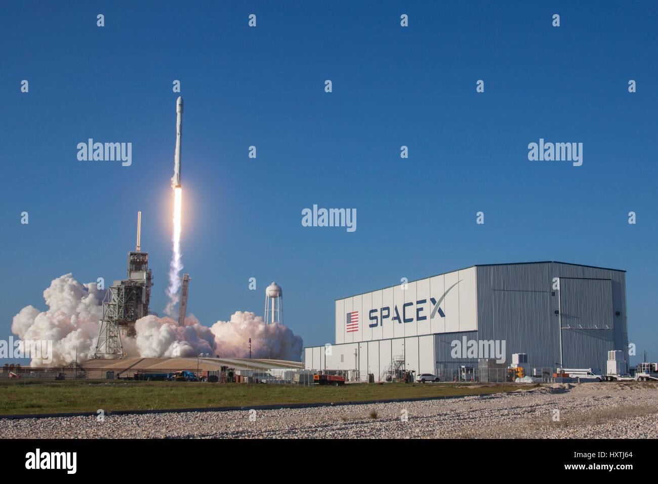 Falcon 9 rocket reuse hi-res stock photography and images - Alamy