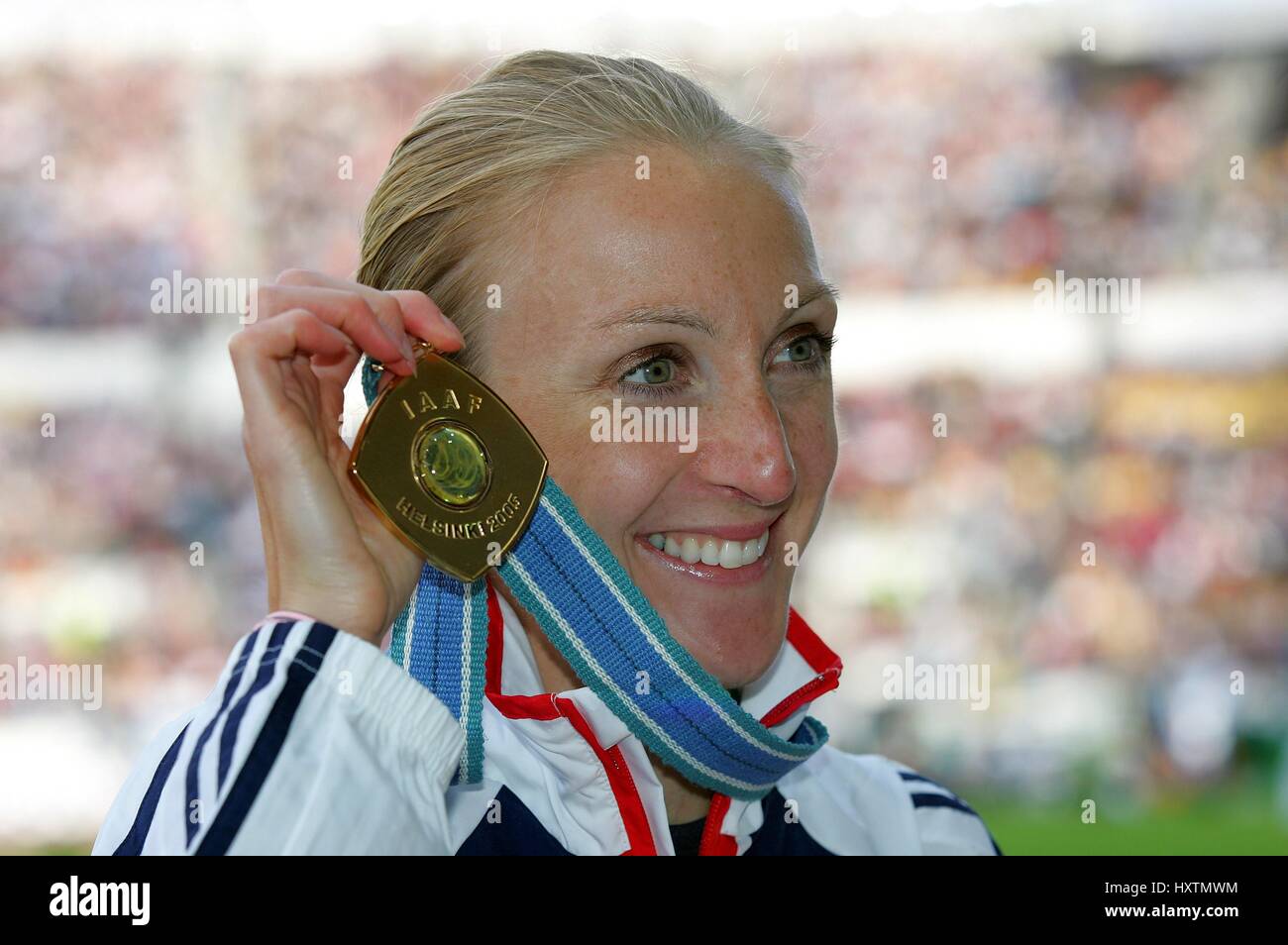 PAULA RADCLIFFE WITH MEDAL MARATHON WORLD ATHLETICS OLYMPIC STADIUM ...