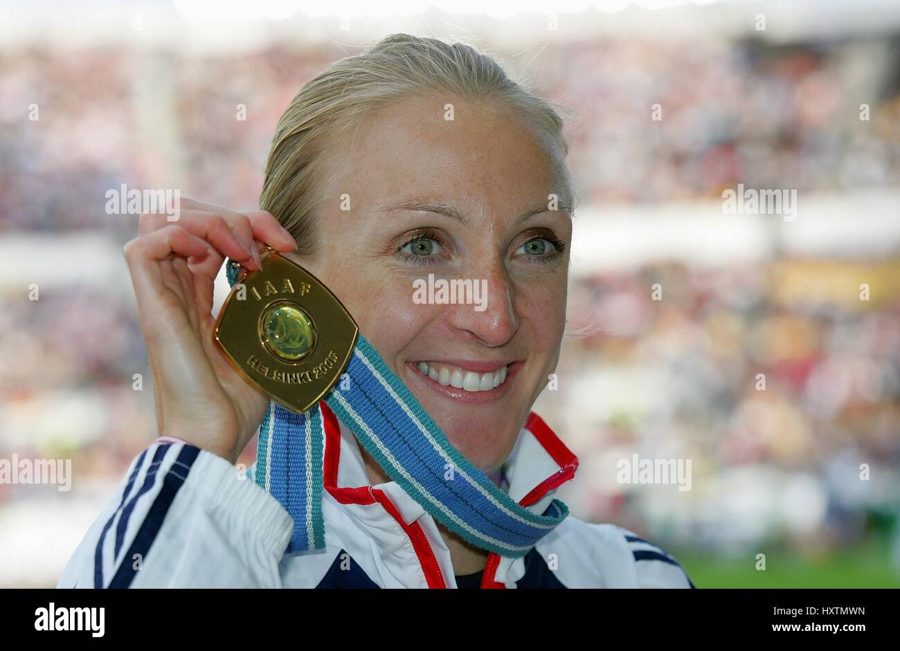 PAULA RADCLIFFE WITH MEDAL MARATHON WORLD ATHLETICS OLYMPIC STADIUM ...