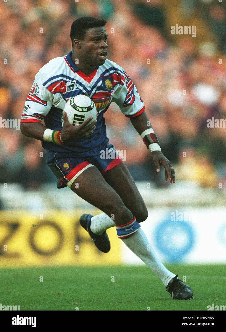 MARTIN OFFIAH GREAT BRITAIN & WIGAN RLFC 24 October 1994 Stock Photo ...