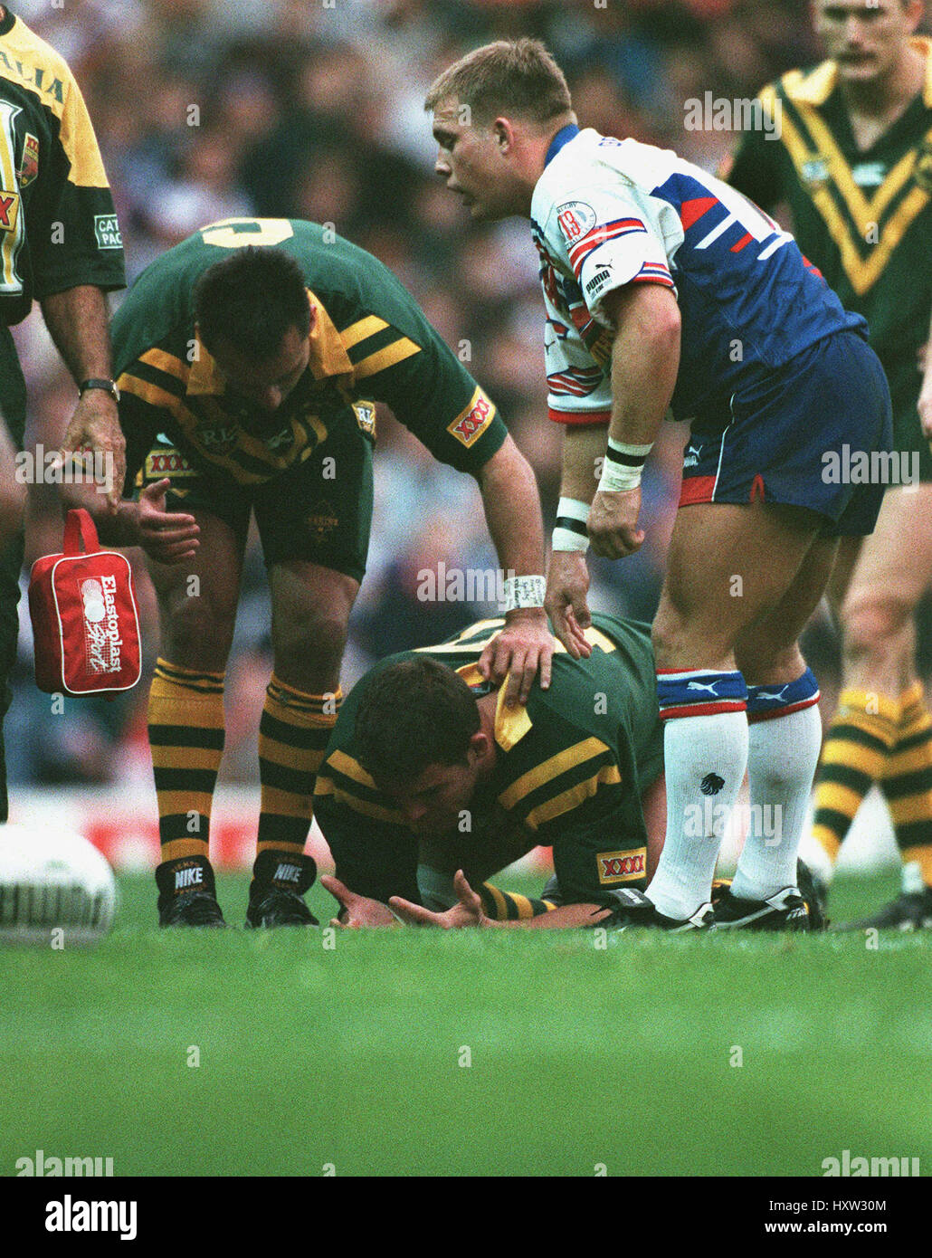 IAN ROBERTS FALLS GOES DOWN AFTER RECEIVING FACE INJURY 05 November ...