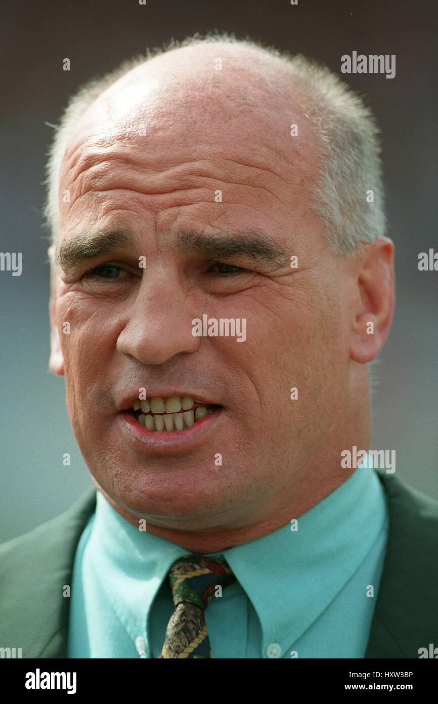 MIKE STEVENSON SKY SPORTS RUGBY COMMENTATOR 29 August 1995 Stock Photo ...