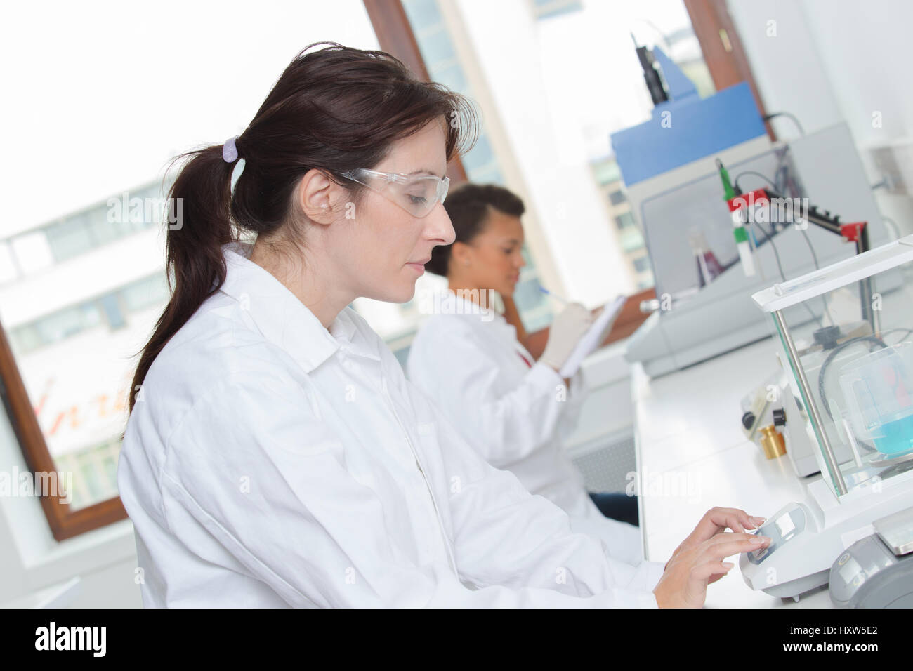 Female laboratory workers hi-res stock photography and images - Alamy