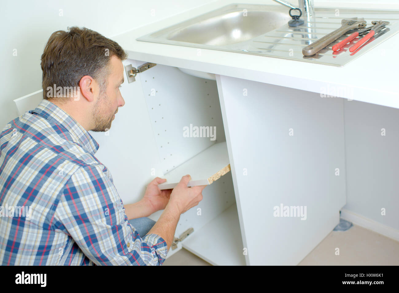Worker fitting a kitchen Stock Photo - Alamy