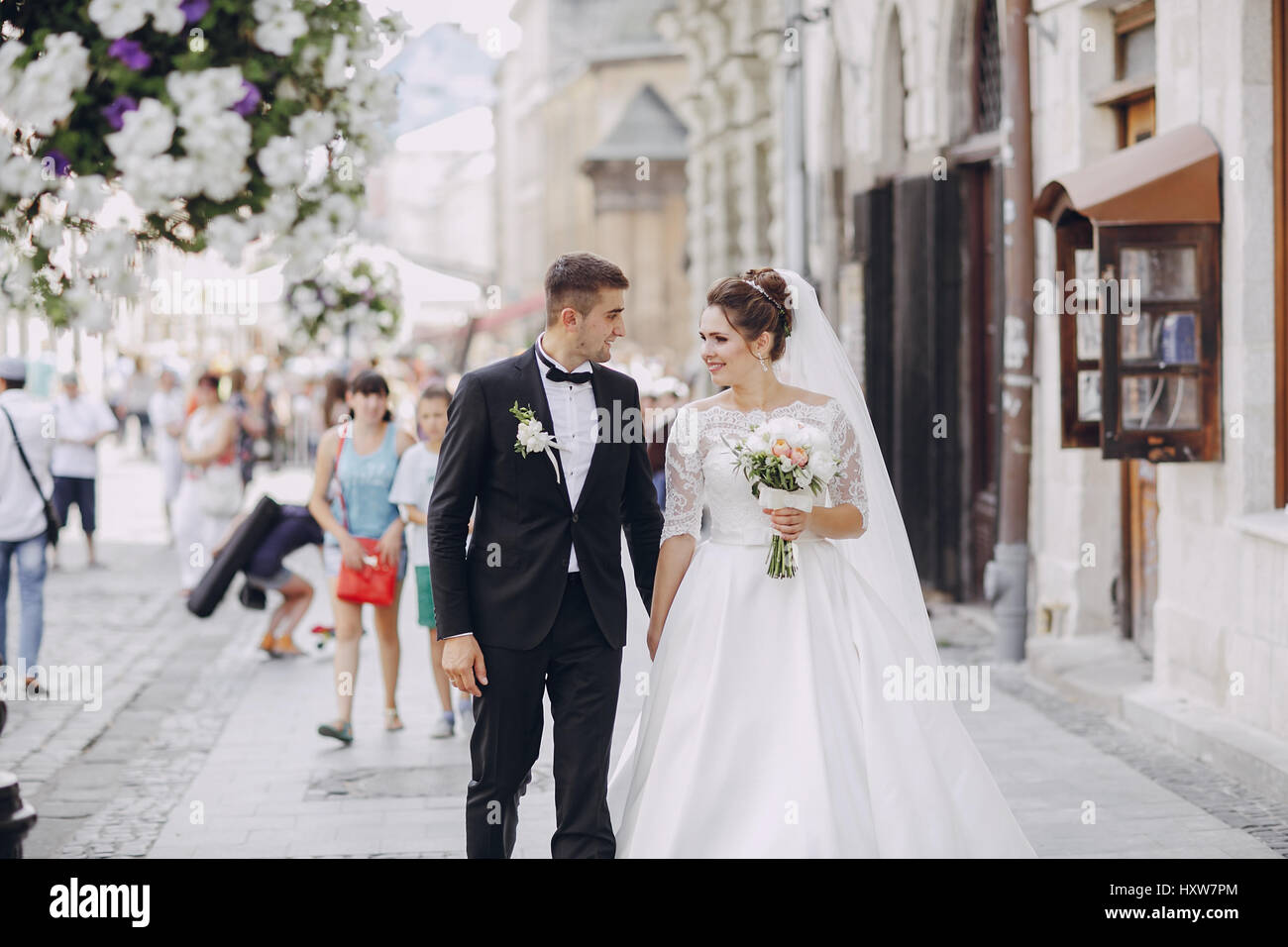 bride and groom Stock Photo - Alamy