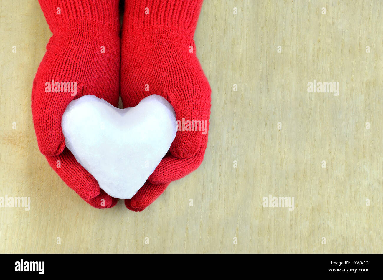 Red gloves snow heart hi-res stock photography and images - Alamy