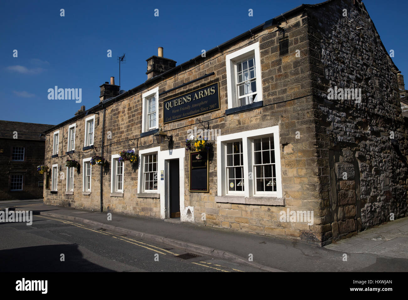 Queens Arms pub in Bakewell Derbyshire Stock Photo - Alamy