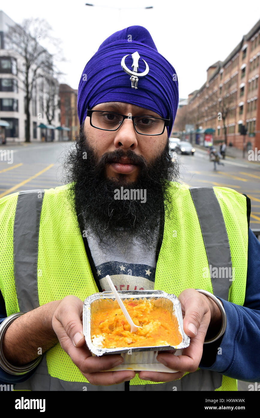 Sikh volunteers handing out curry to homeless people in Cardiff ...