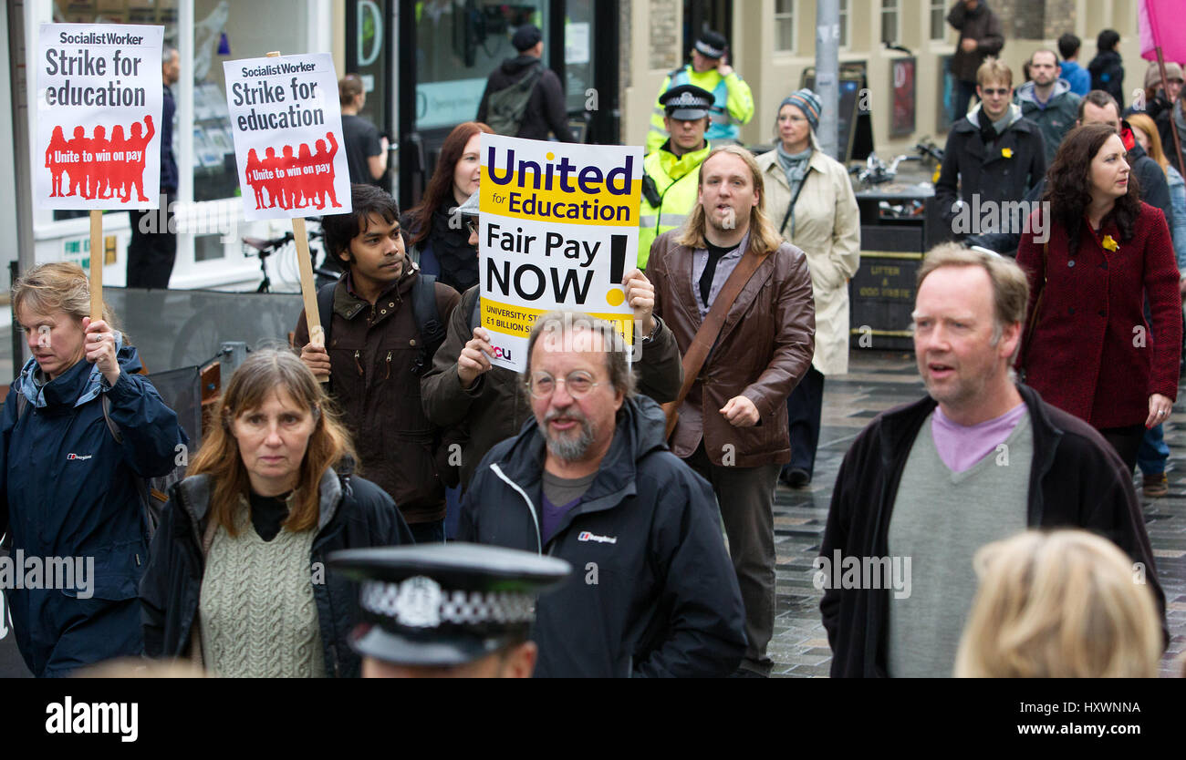 UNISON members march through Brighton in protest against the 1% pay ...
