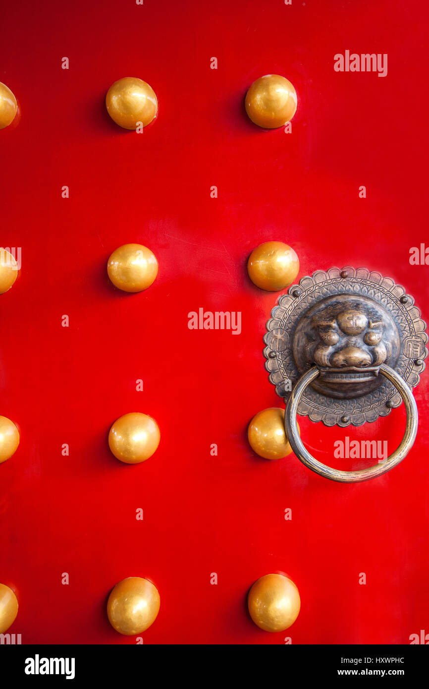 Closed metal gate animal hi-res stock photography and images - Alamy