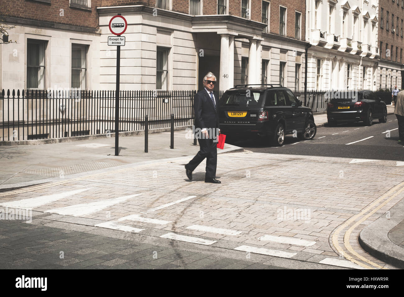 Man suit walking down street london hi-res stock photography and images ...