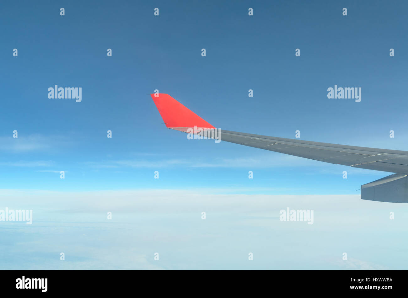 Red and white aeroplane wing hi-res stock photography and images - Alamy