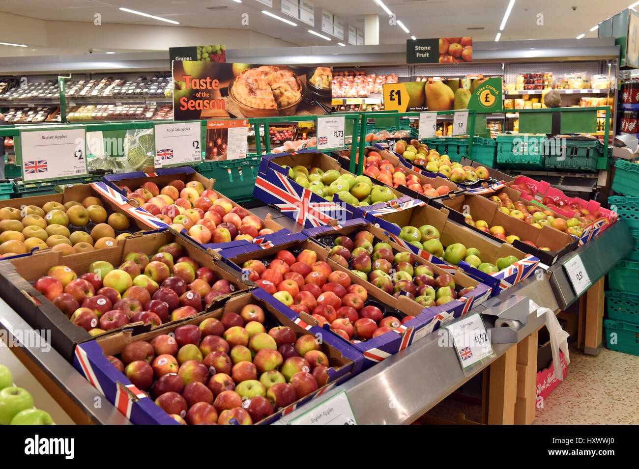 Supermarket fruit display hi-res stock photography and images - Alamy