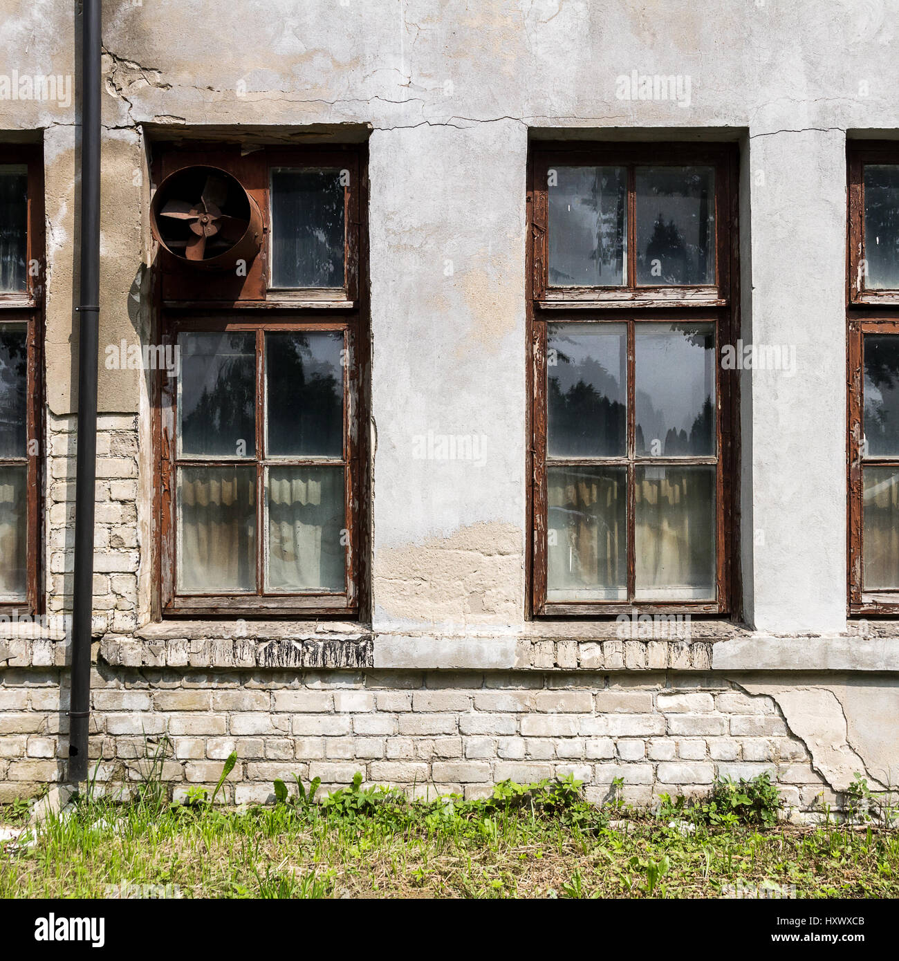 Two ground floor windows hi-res stock photography and images - Alamy