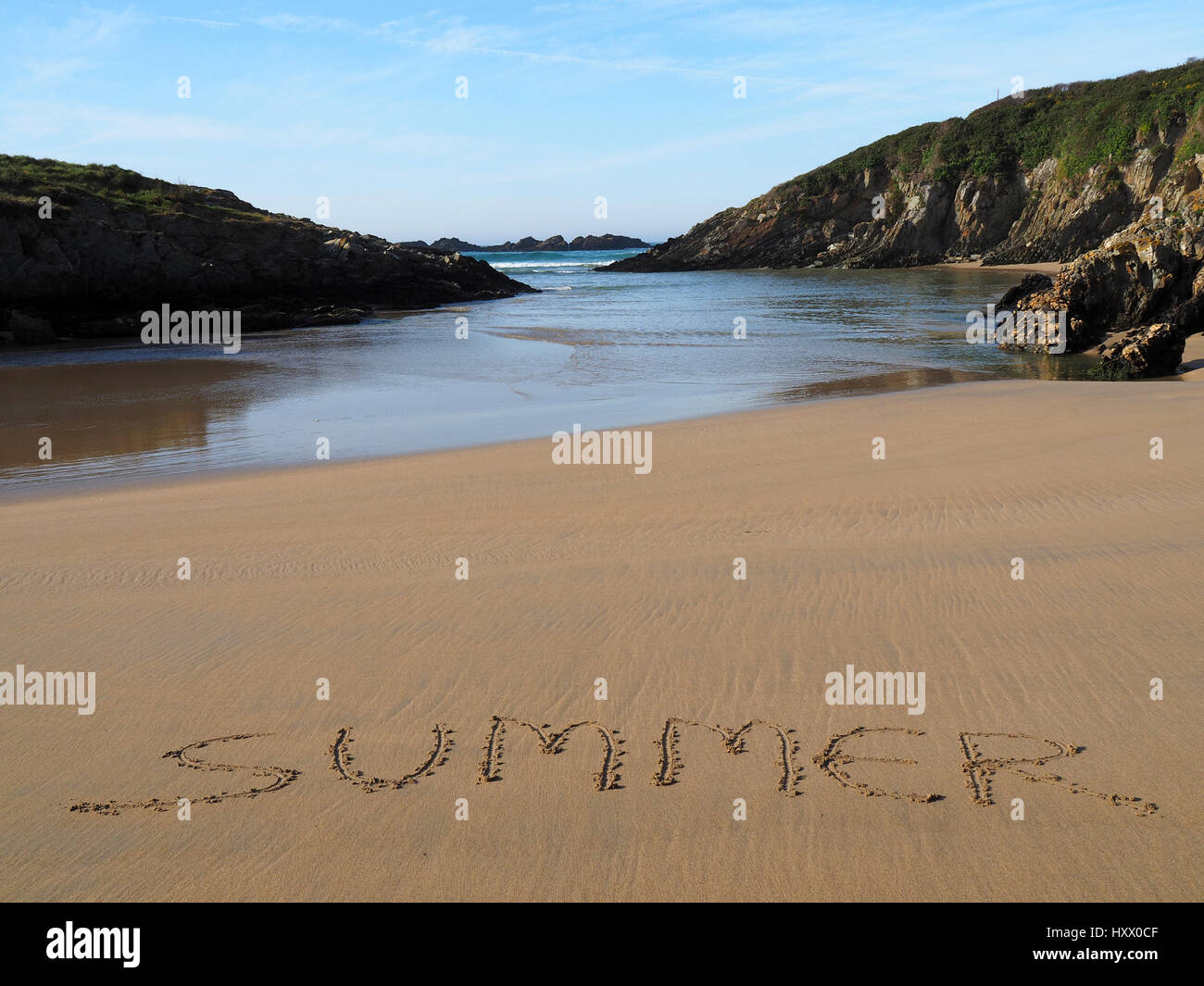 The word Summer written in the sand of a beach Stock Photo - Alamy