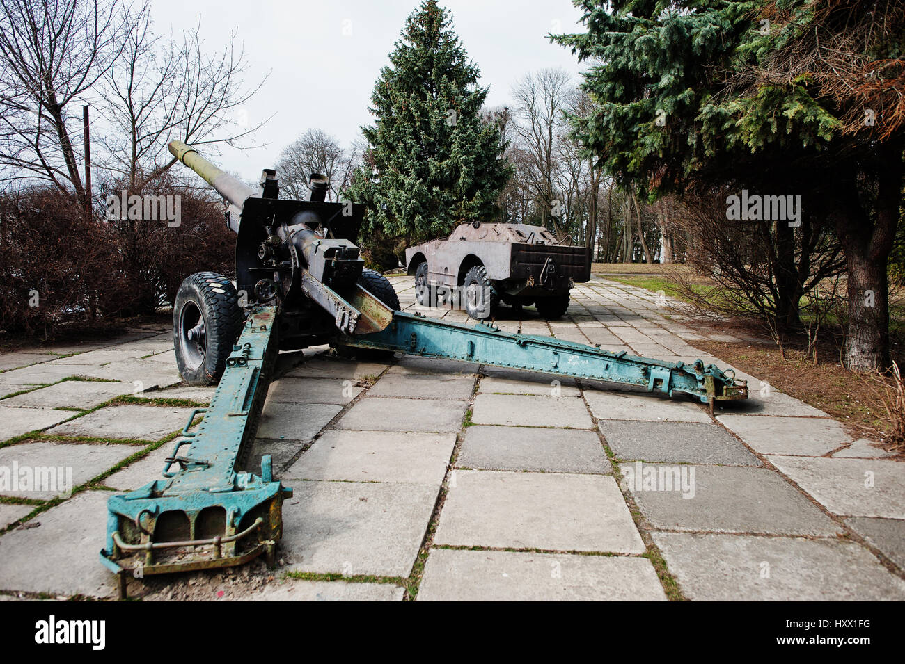 Old vintage military howitzer at city pedestal Stock Photo - Alamy