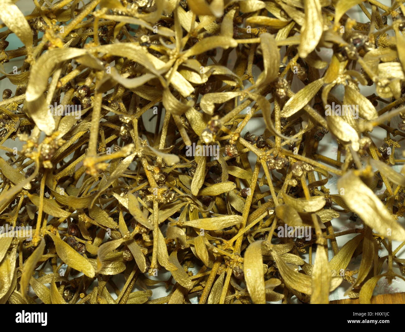 Gold mistletoe - Christmas decoration Stock Photo - Alamy