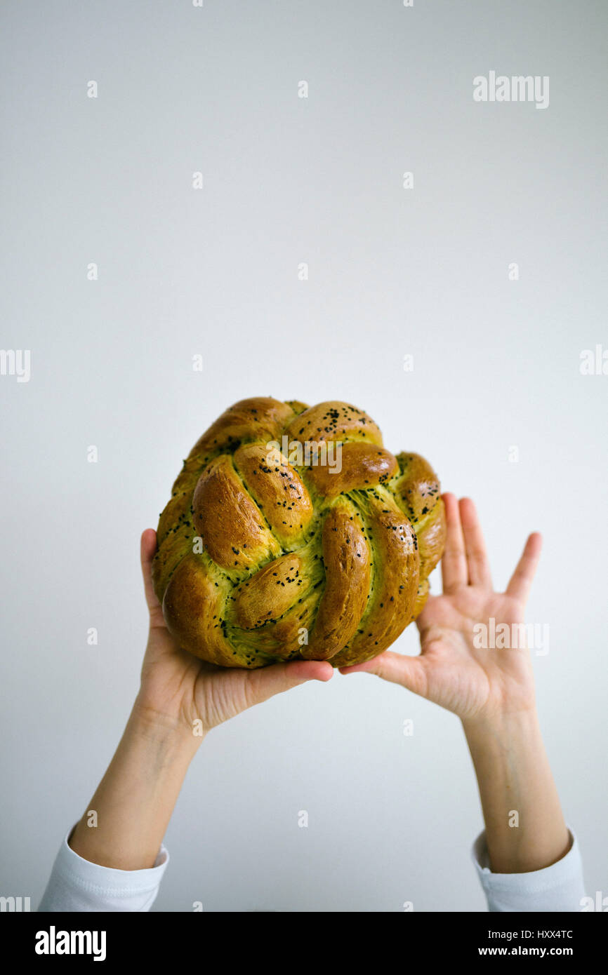 Hands holding bread Stock Photo - Alamy
