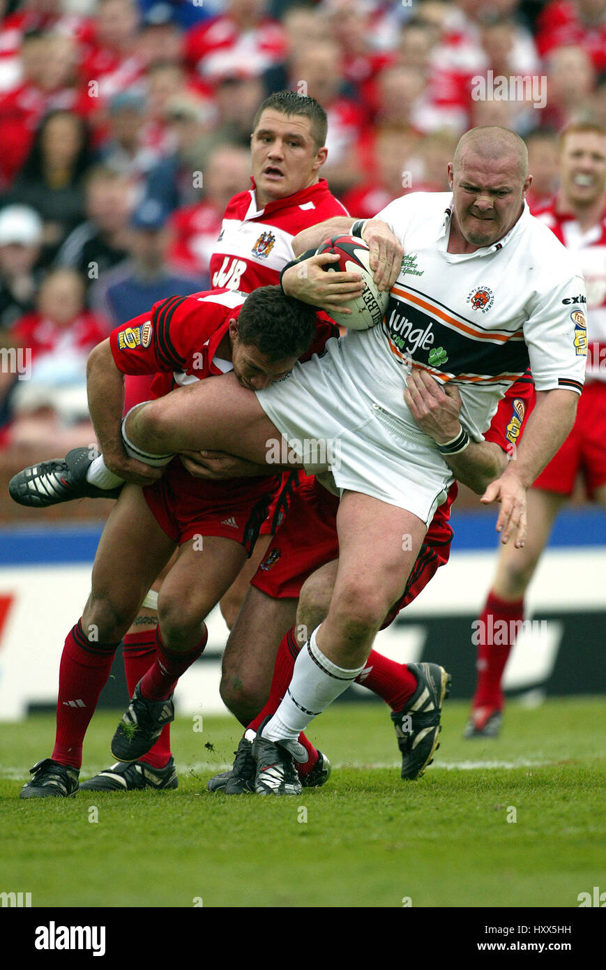 DEAN SAMPSON & ADRIAN LAM WIGAN V CASTLEFORD 14 April 2002 Stock Photo ...
