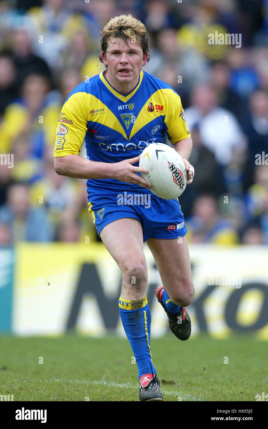 LEE BRIERS WARRINGTON WOLVES RLFC WIDNES 26 April 2004 Stock Photo - Alamy