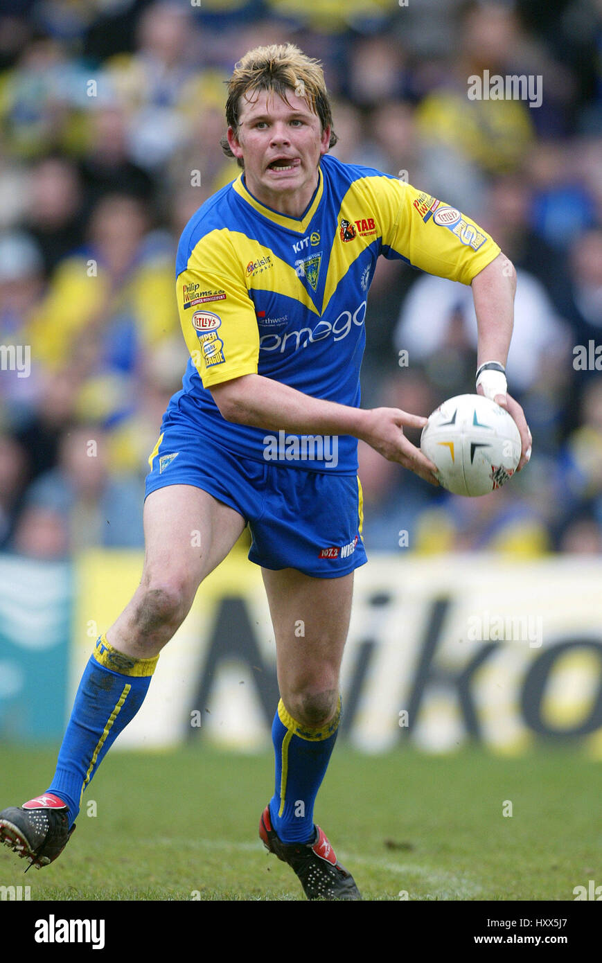LEE BRIERS WARRINGTON WOLVES RLFC WIDNES 26 April 2004 Stock Photo - Alamy