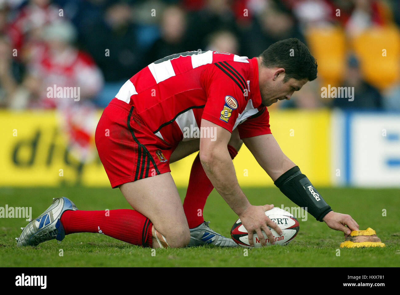 ANDREW FARRELL WIGAN WARRIORS RLFC 14 April 2002 Stock Photo - Alamy