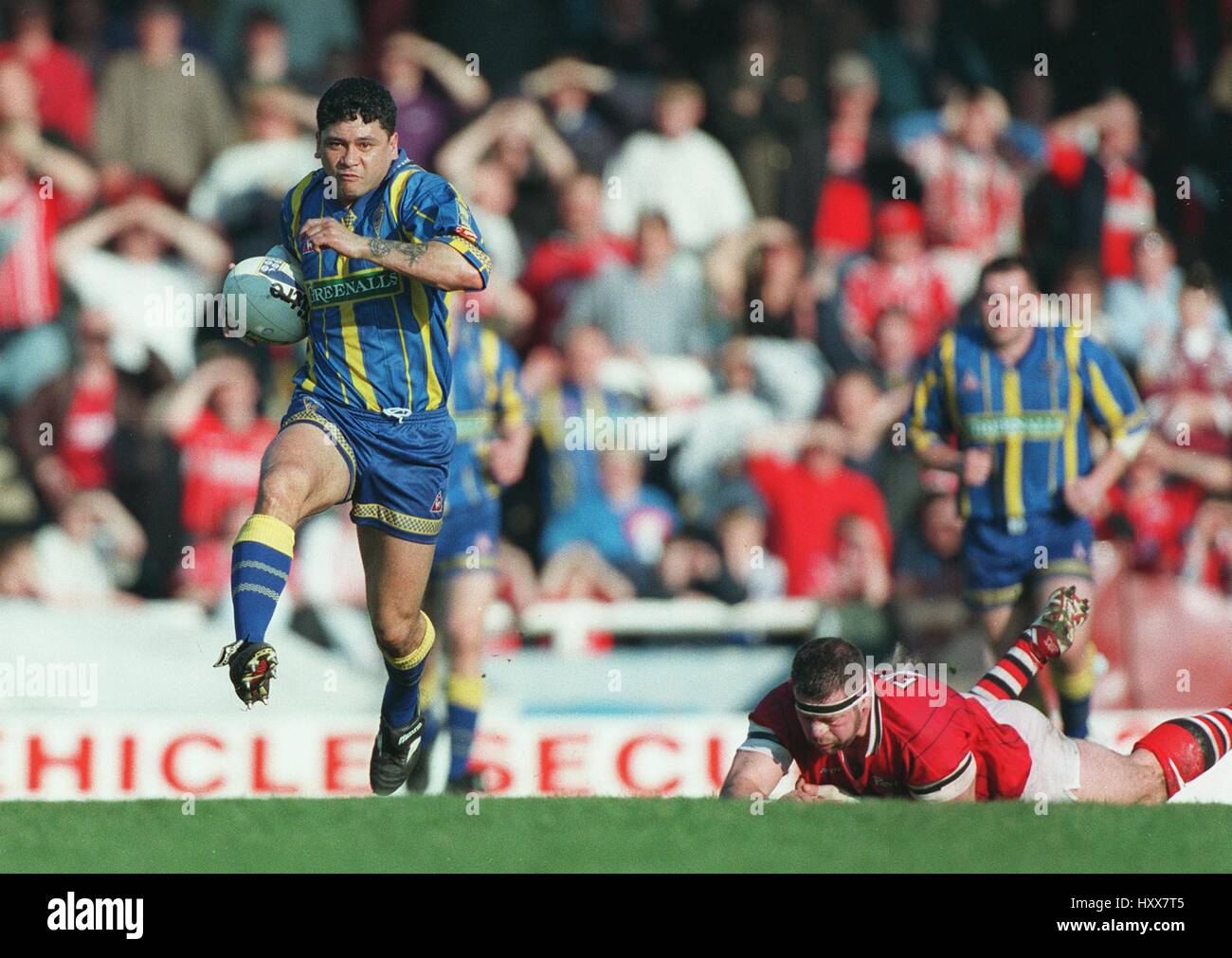 RICHARD HENARE WARRINGTON WOLVES RLFC 12 March 1997 Stock Photo - Alamy