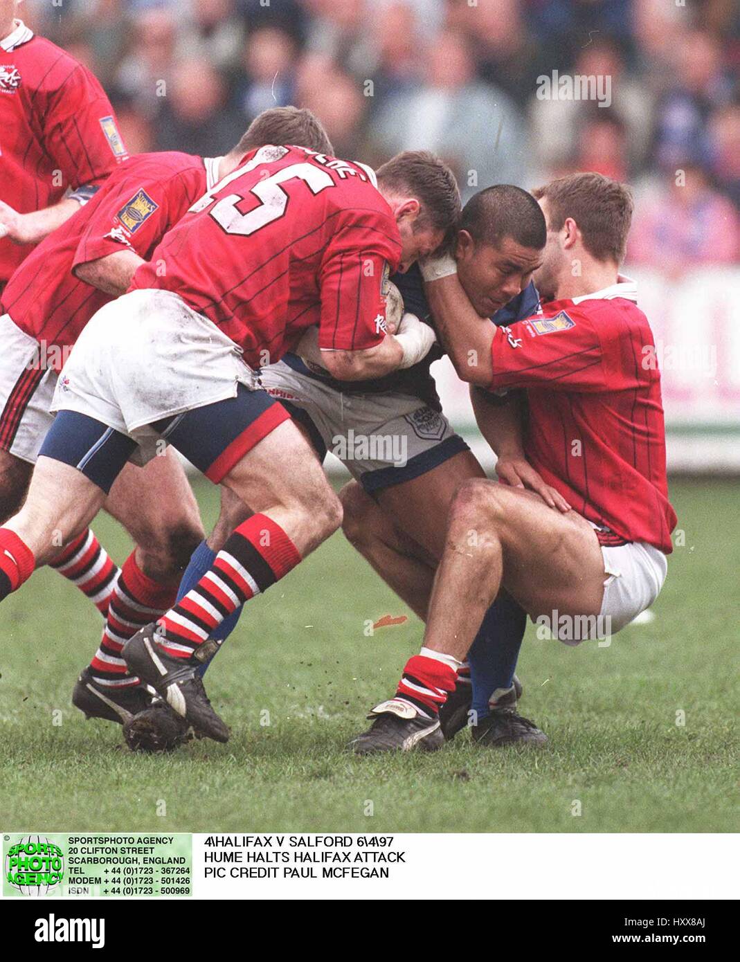 Red v blue hi-res stock photography and images - Alamy