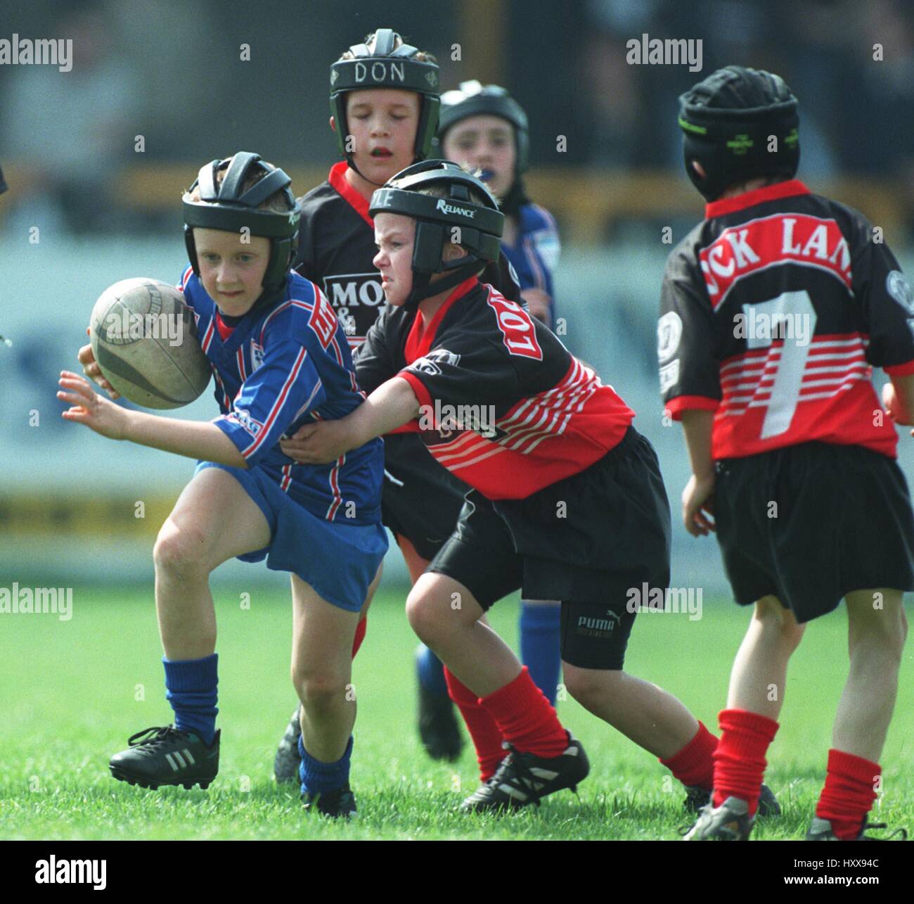 Rugby players tackling hi-res stock photography and images - Alamy