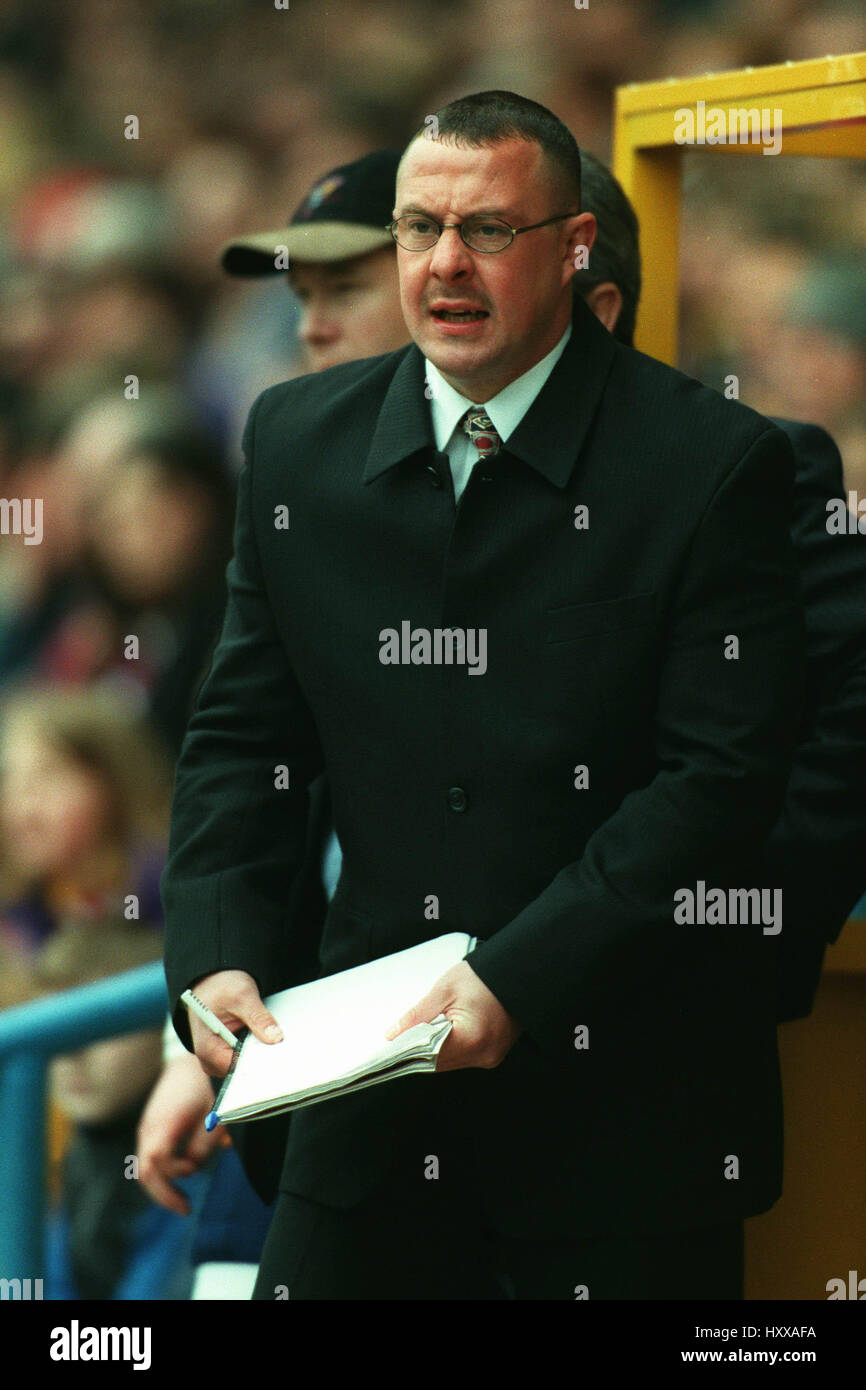 GARRY SCHOFIELD HUDDERSFIELD COACH 21 April 1998 Stock Photo - Alamy