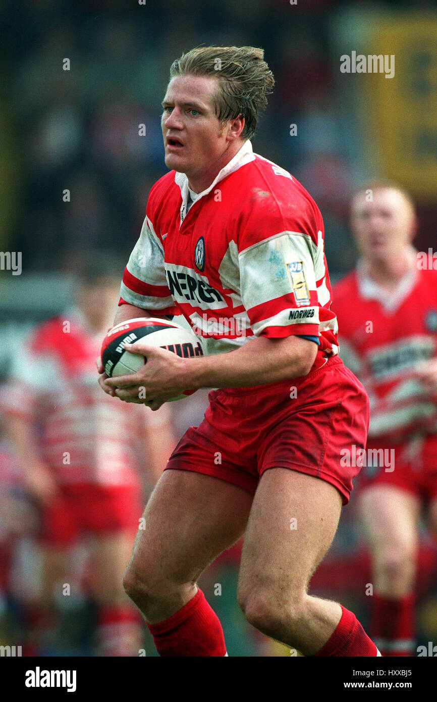 SIMON HAUGHTON WIGAN WARRIORS RLFC 11 April 1999 Stock Photo - Alamy