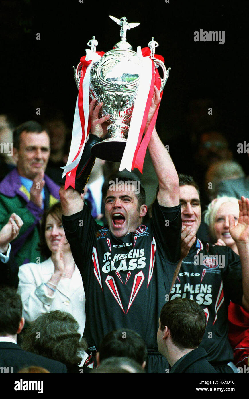 MARTYN LIFTS THE CHALLENGE CUP ST.HELENS V BRADFORD BULLS TWICKENHAM ...