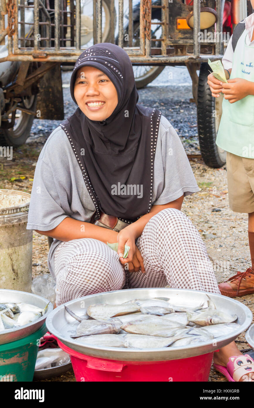 woman vendor selling fish nakhon si thammarat Thailand Stock Photo - Alamy