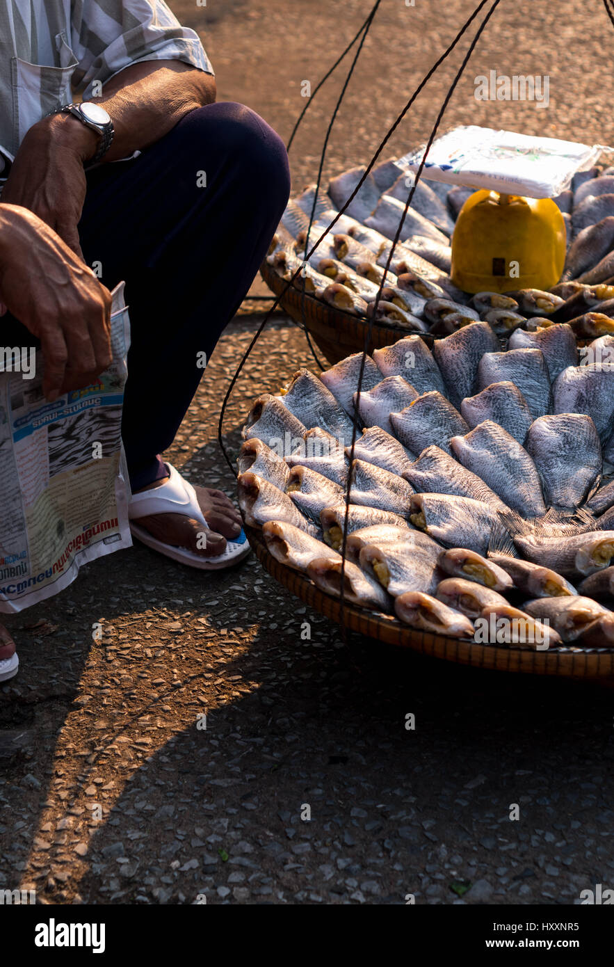 Headless fish hi-res stock photography and images - Alamy