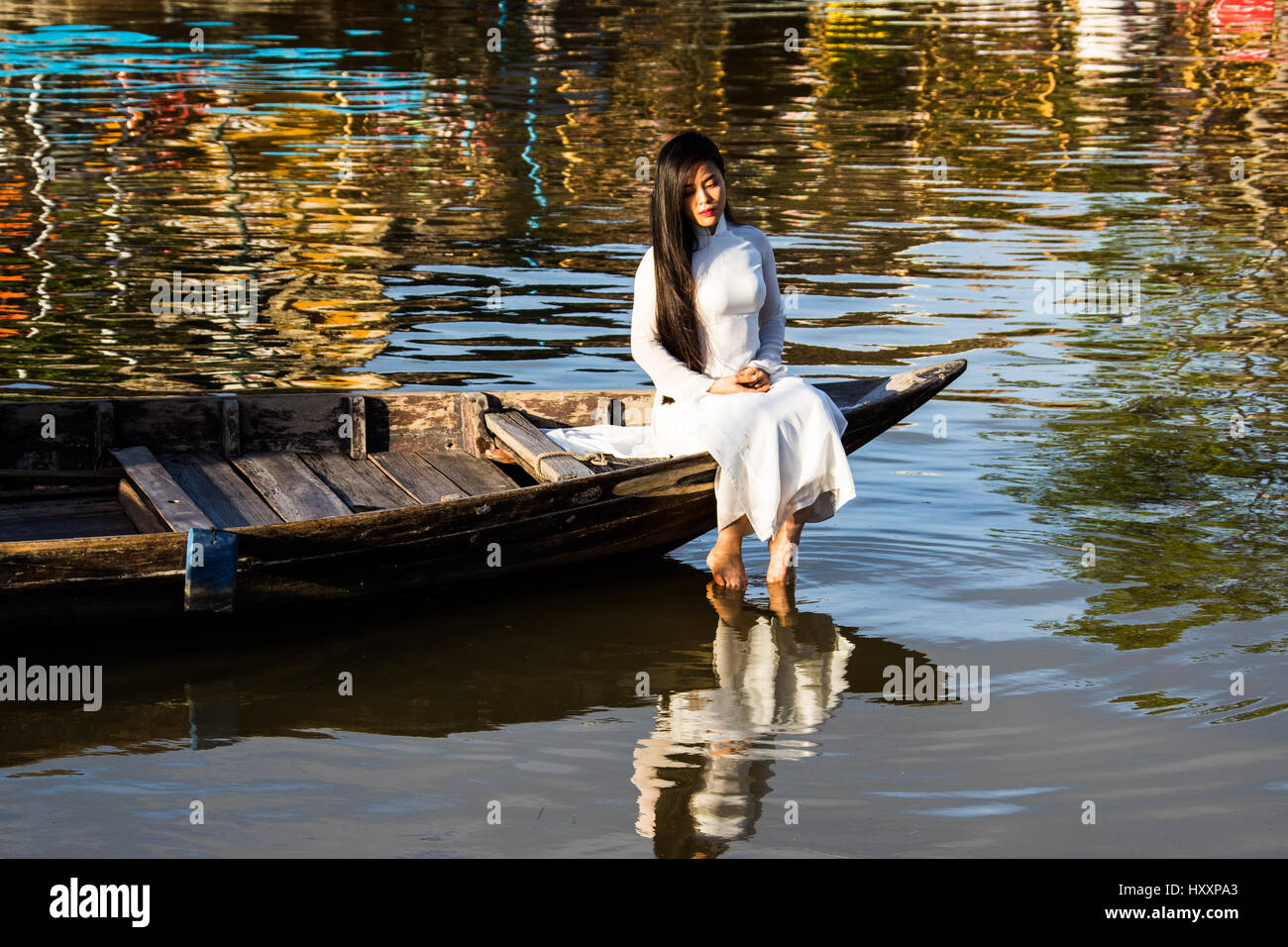 Vietnamese woman in a rowboat hi-res stock photography and images - Alamy