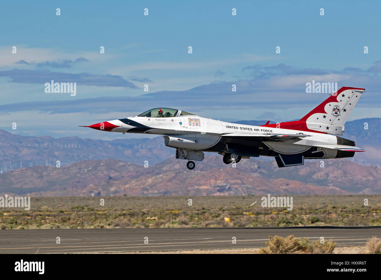 Airplane US Air Force Thunderbird F-16 fighter flying Stock Photo - Alamy