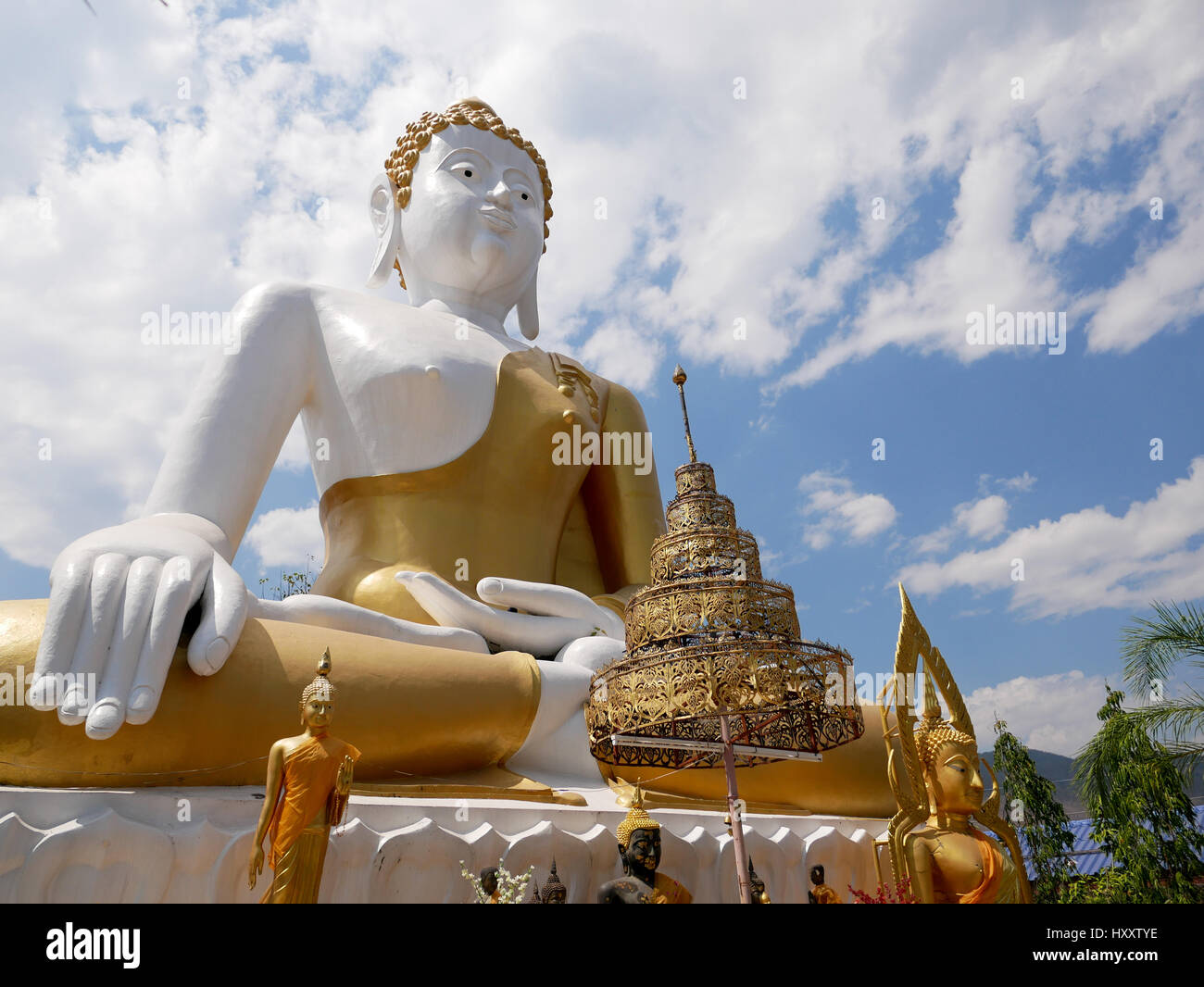 Giant Buddha statue at Wat Phra That Doi Kham (Temple of the Golden ...